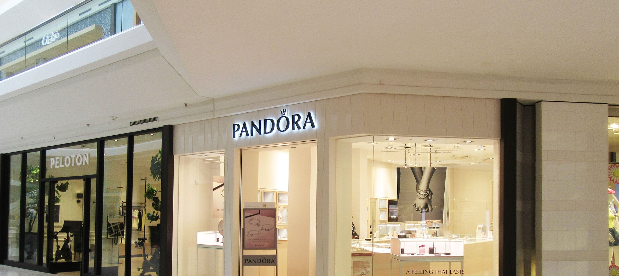 Pandora in roosevelt field mall store