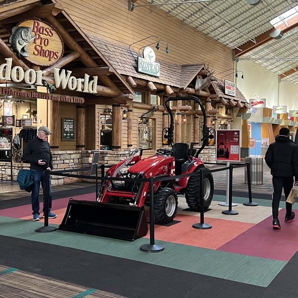 Great Lakes Crossing Outlets | Michigan's Largest Indoor Outlet Mall ...