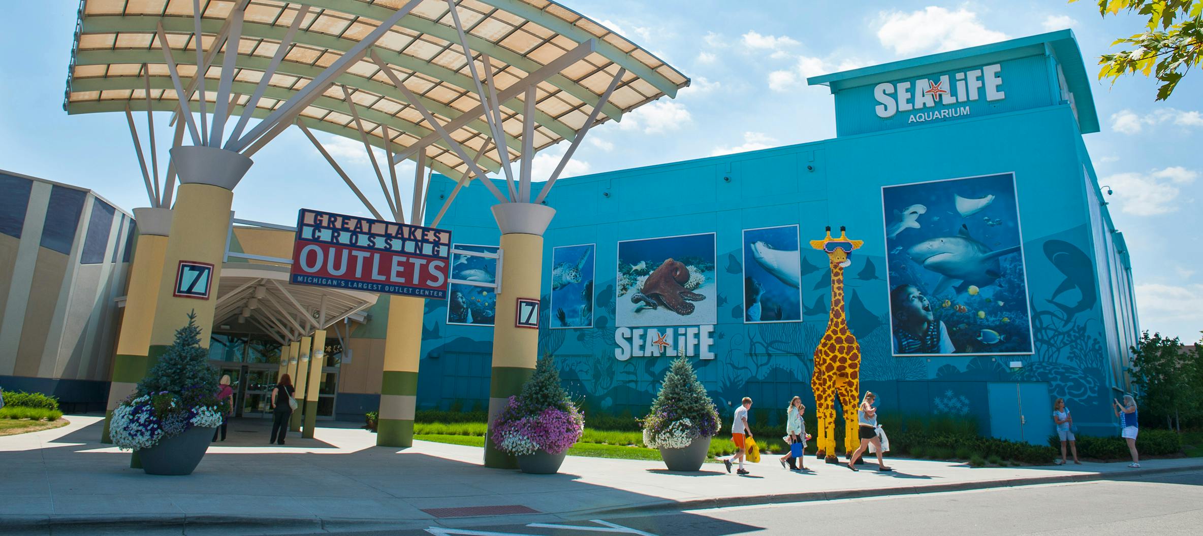 Great Lakes Crossing Outlets | Michigan's Largest Indoor Outlet Mall ...